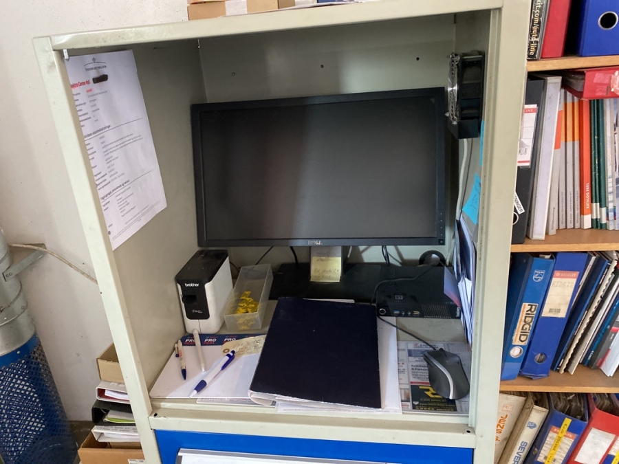 Klaravik auktioner - Værkstedsbord samt computer bord