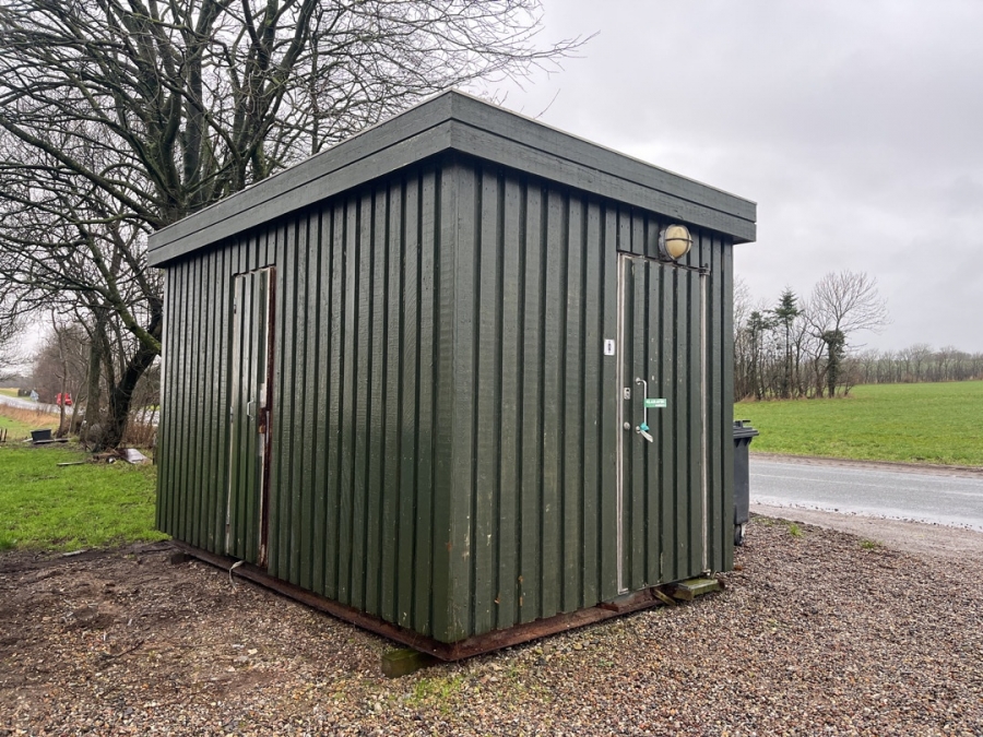 Klaravik auktioner - Toilet skur