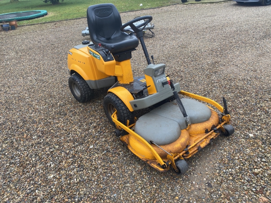 Klaravik auktioner - Havetraktor med frontklipper