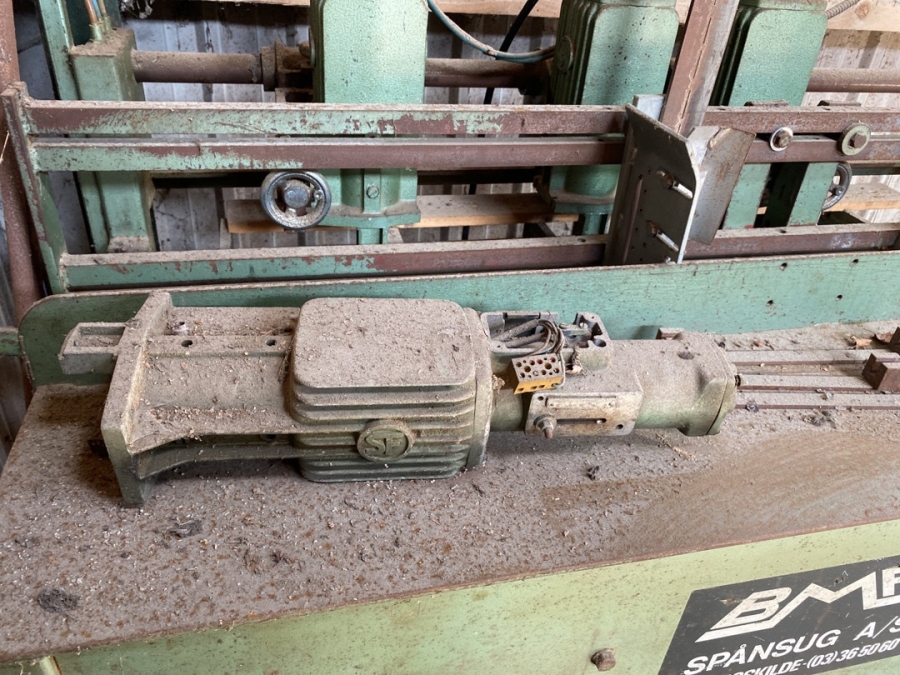 Klaravik auktioner - Gennemløbs bord maskine