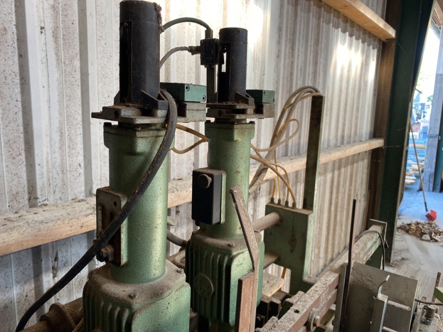 Klaravik auktioner - Gennemløbs bord maskine