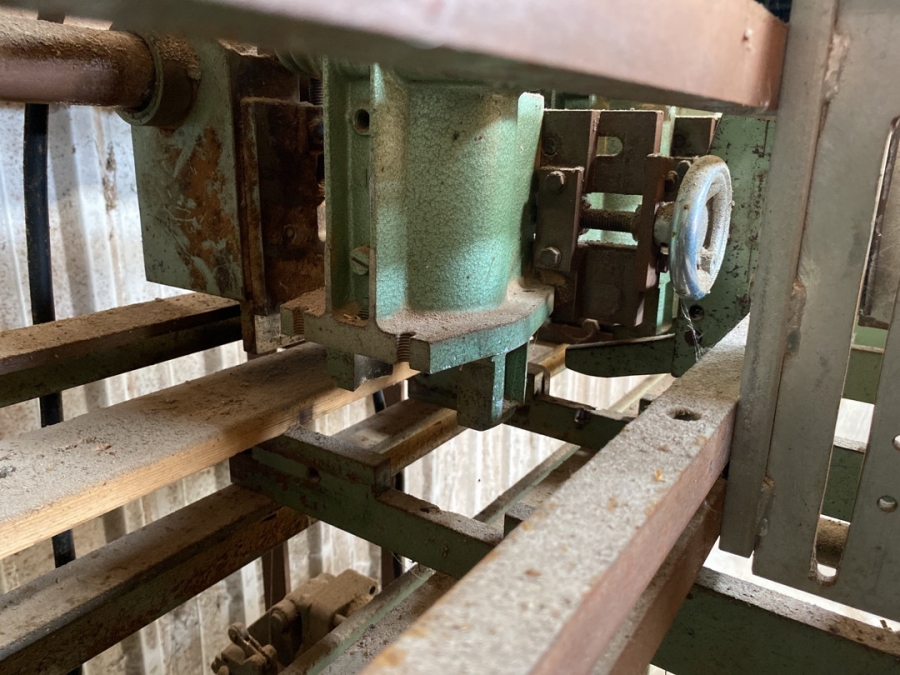 Klaravik auktioner - Gennemløbs bord maskine