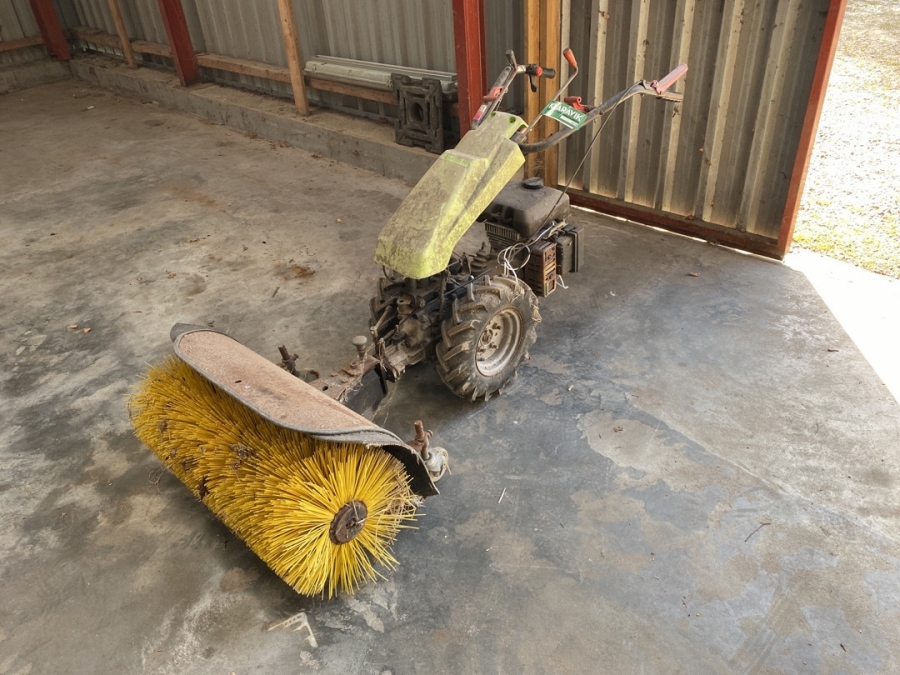 Klaravik auktioner - 2 hjulet traktor med kost