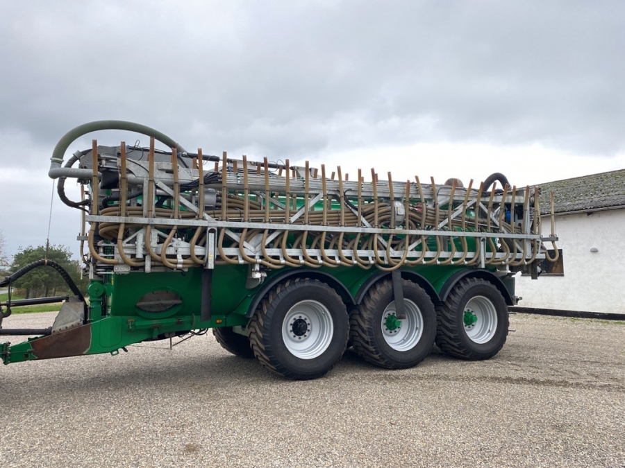 Klaravik auktioner - Gyllevogn m. 30m bum