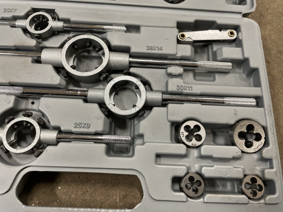 Klaravik auktioner - Gevindskæresæt