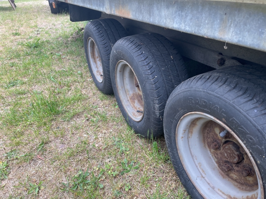 Klaravik auktioner - 3500 kg. Maskintrailer