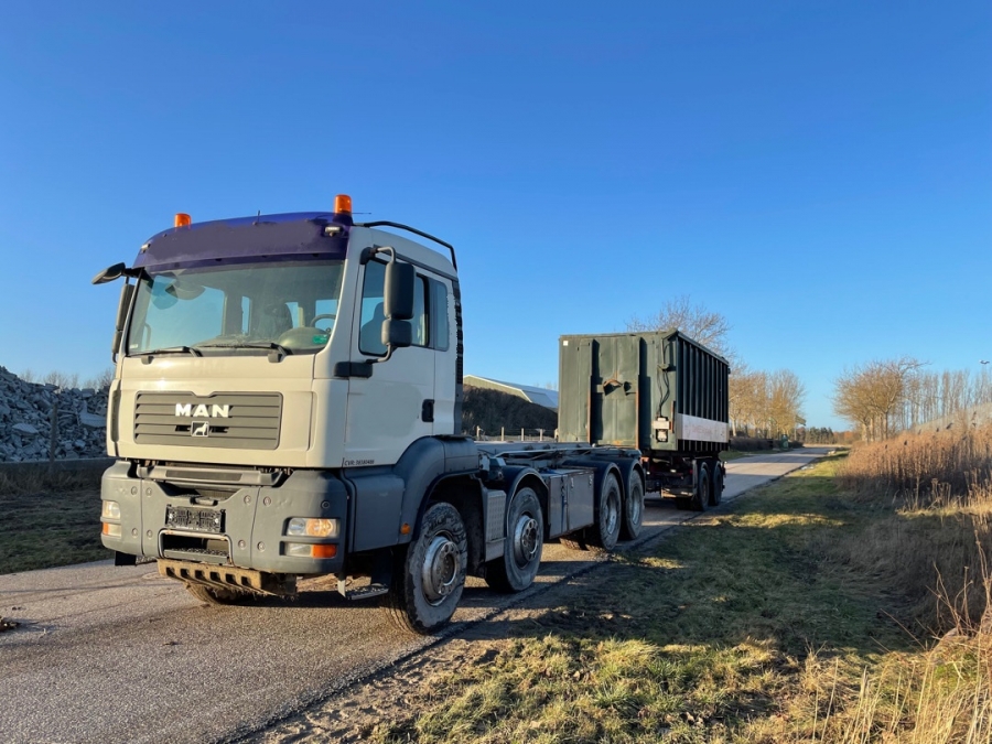 Klaravik auktioner - MAN lastbil inkl kærre
