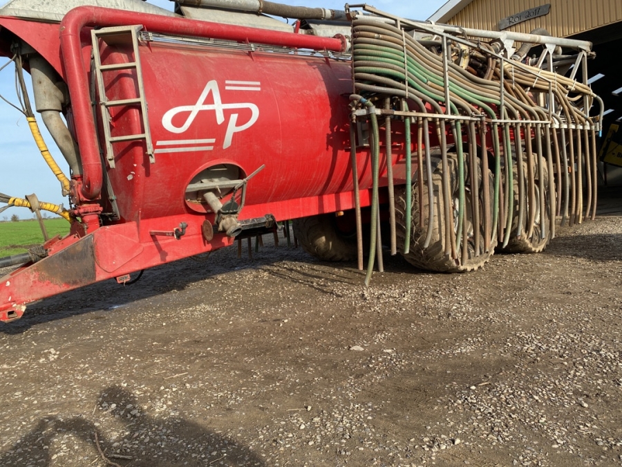 Klaravik auktioner - Gyllevogn 24 meter 22m3 samt læssekran