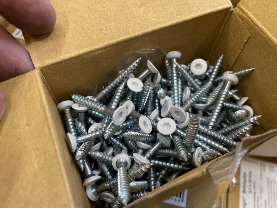 Klaravik auktioner - Skruer med hvidt hoved